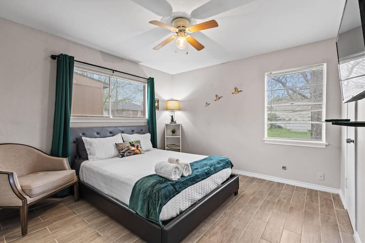 2br Getaway| Poker Table + 3 Smart Tvs - Fairview Park, Sherman