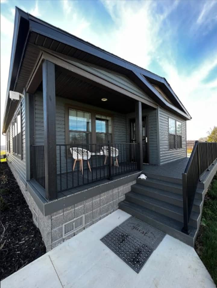 Cottage | Hot Tub + Sleeps 6 - Knoxville, IA