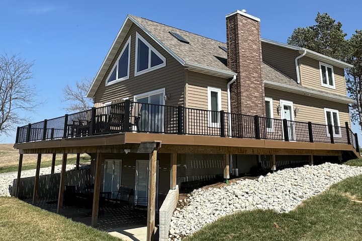 Lookout Lodge | Lake Views + Sleeps 14+ - Knoxville, IA
