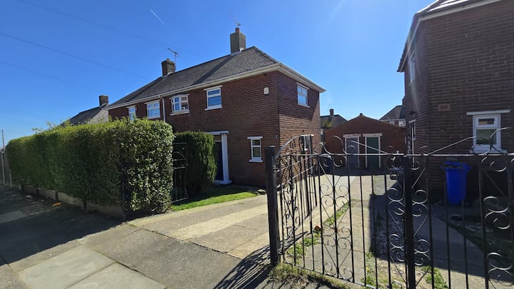 Kabaka - Comfy Birley 3 Bedroom Home - Gulliver's Valley Theme Park