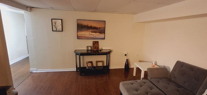 Beautiful 2-bedroom Basement - Aurora