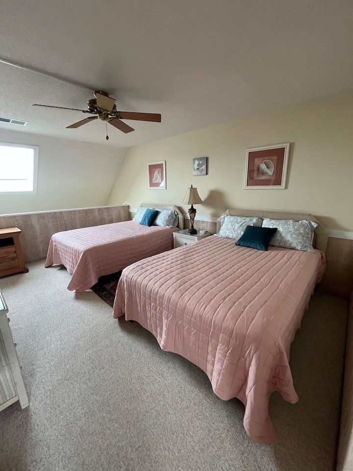 Ocean Isle Beach Townhome - Ocean Isle Beach, NC