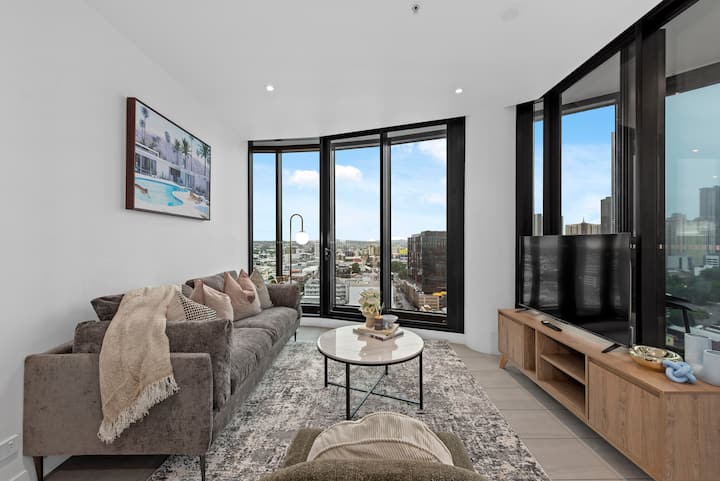 Stylish Valley Pad W/ City Views, Huge Gym & Park - Virginia