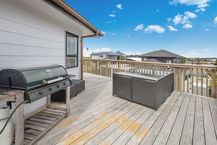 Cozy Pet-friendly Getaway: Hot Tub & Pool Table - Ruakākā