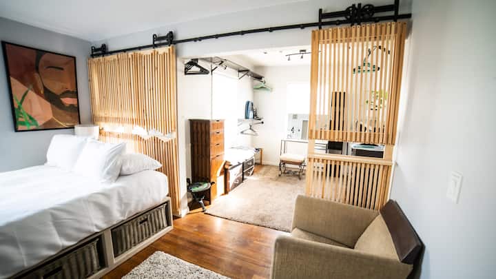 Cozy Haven Near Sofi & Lax - Los Angeles, CA