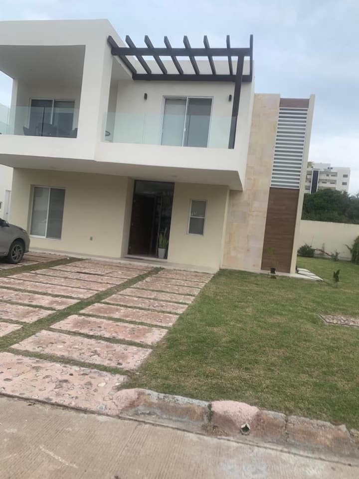 Modern & Spacious Beach House! Close To Miramar! - 탐피코