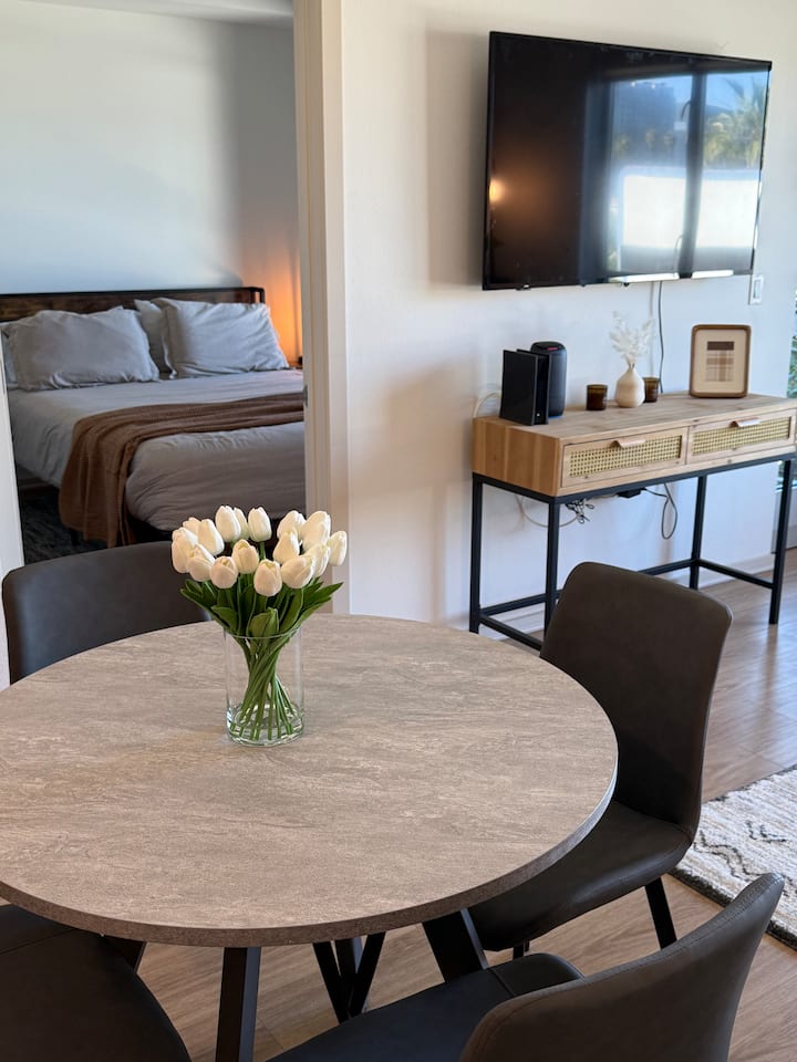 Hollywood Walk Of Fame | 1bd | Pool, Parking, Gym - Los Angeles, CA