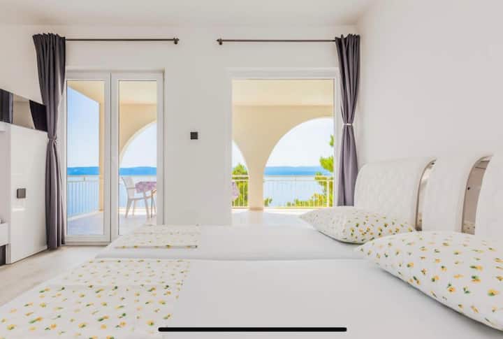 Ivana Black & White Apartments - Flat B - Mimice