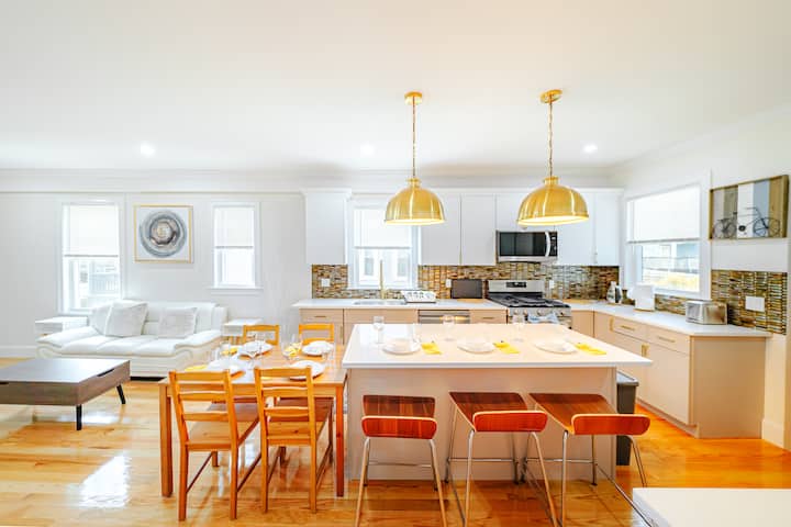 Stylish 3br Boston Stay W/parking Near Red Line 82 - Quincy, MA