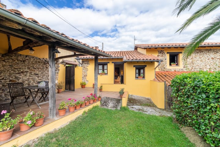 La Casona Del Cura 1, Hortensia - Salas