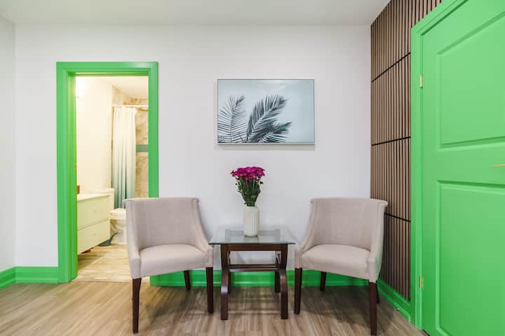Retro-chic Suite Kitchen Parking - Lakeshore