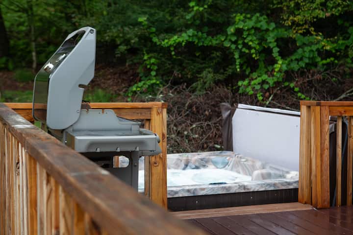 Catskill Tiny Home, King Bed & Hot Tub On 18 Acres - Ellenville, NY