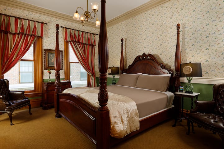 Mackinac Suite - Room #5 - Kalamazoo, MI