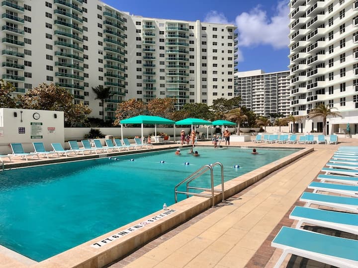 Oceanfront Modern 1 Bedroom Apt - Hollywood, FL