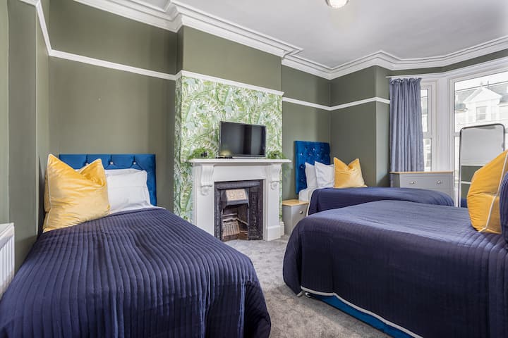 Family Room With Full Bathroom - Conwy