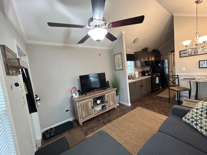 Charming Tiny Home With Views! - Denver, NC