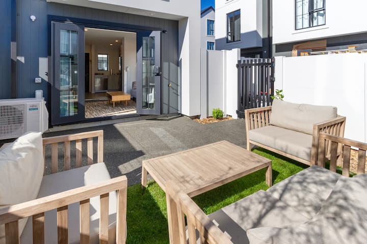 Upscale Townhouse With Parking In Prime Location - Christchurch