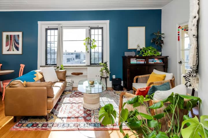 Sunny Apartment In Lakeside Victorian - Oakland, CA