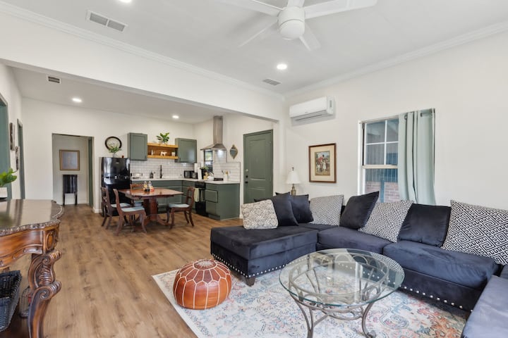 Charming Tiny Home | Cozy, Central & Convenient - Dallas