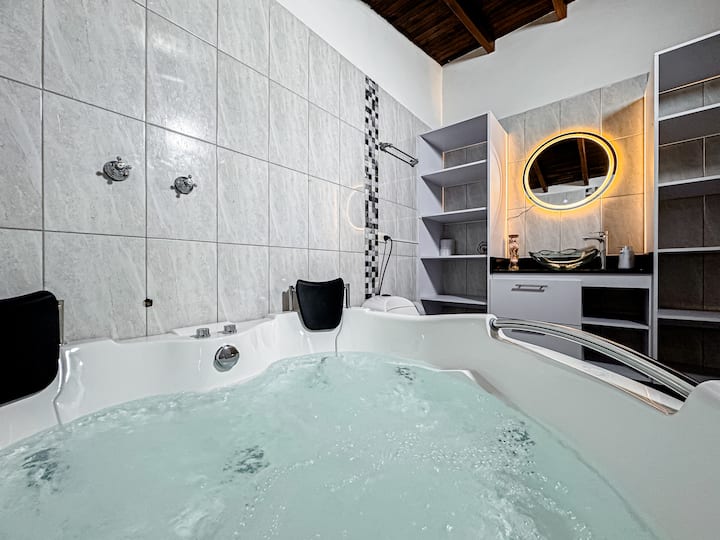 Lujoso Y Amplio Apto En Bello/jacuzzi Y Cama King - Bello