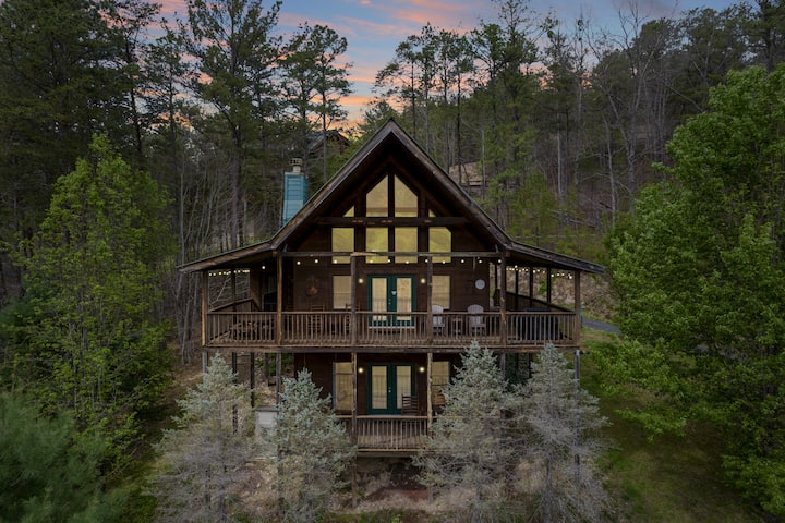 Cozy Cabin • Hot Tub, Fishing Pond & Game Room - Wears Valley, TN