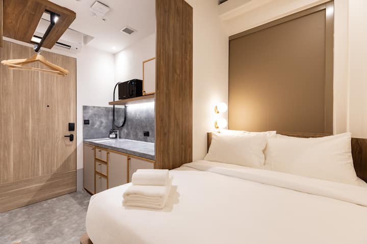 Victoria Studio Queen (No Window) - Hougang
