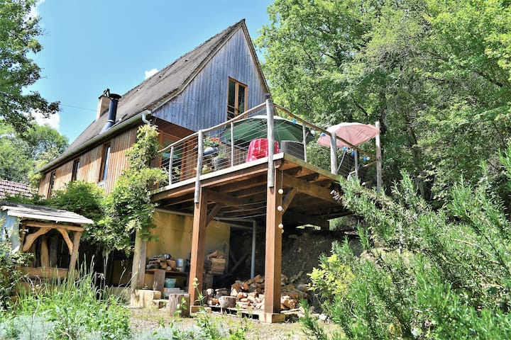 Wooden House On The Hill - Castels