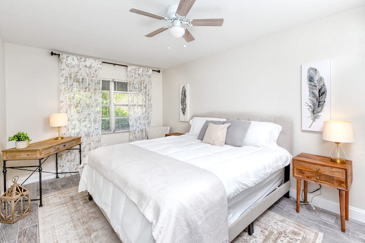 Walk To Dwnt/7min To Beach/king Bed/free Parking - New Port Richey, FL