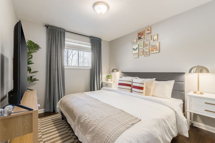 Comfy Clean Apt W/ King Bed & Desk | 15 Min To Kci - North Kansas City, MO