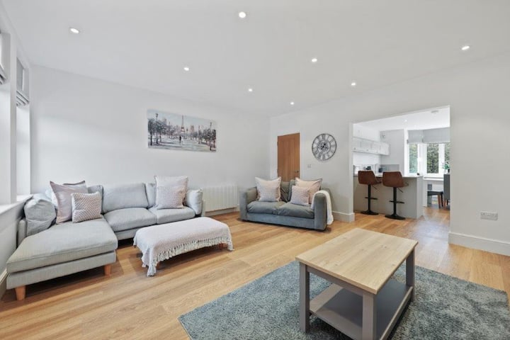 Stylish 2 Bed Apartment - Bonsall