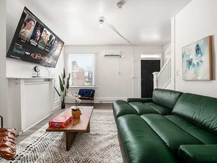 Trendy Condo Near Downton Sleeps 8! - Ohio