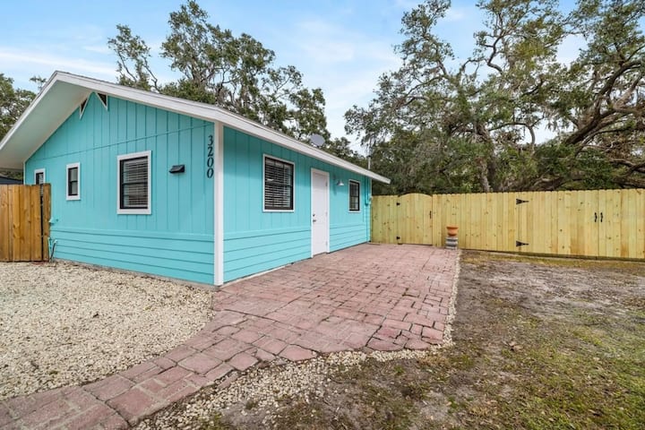 Costal Breeze Cottage. Pet Friendly. - Sarasota