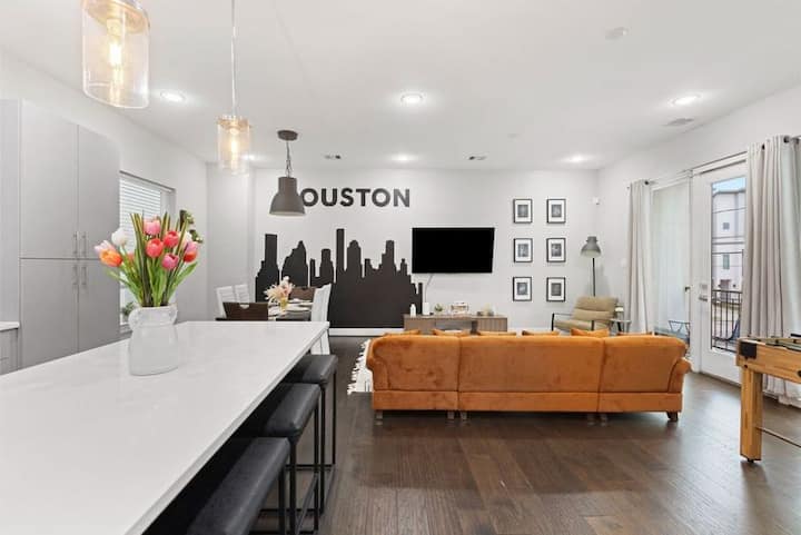 Modern Retreat | Near Downtown + Free Parking! - Houston, TX