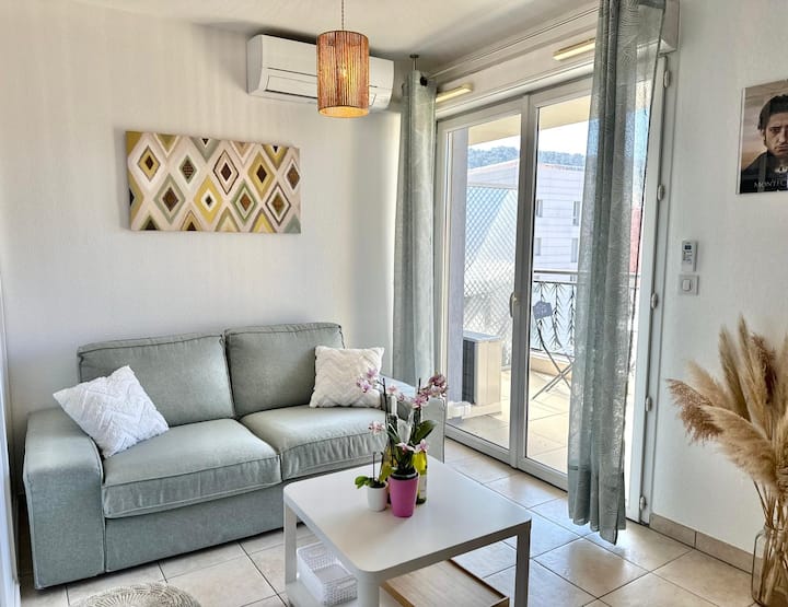 Joli Studio Climatisé Avec Parking  – Idéal Pour 2 - Plage de la Réserve - Nice