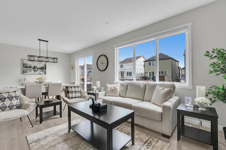 Luxury House - Sleeps 13 (Ac/garage/bbq) - Calgary