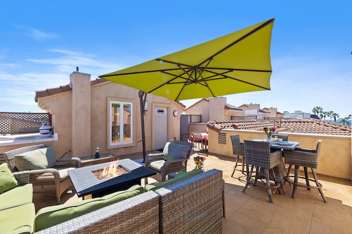 Spacious Village Beach House Private Rooftop Deck - Carlsbad, CA