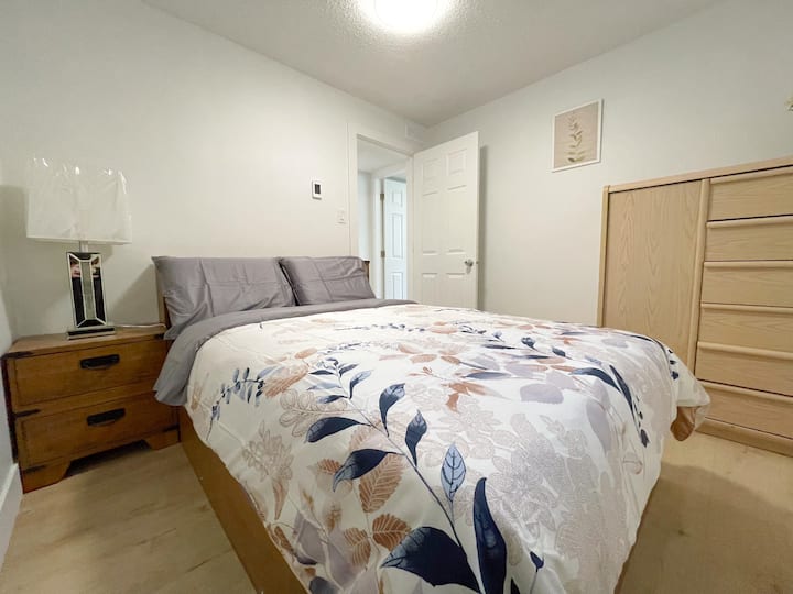 Cozy Retreat In A Classic Home Vancouver Basement - Vancouver