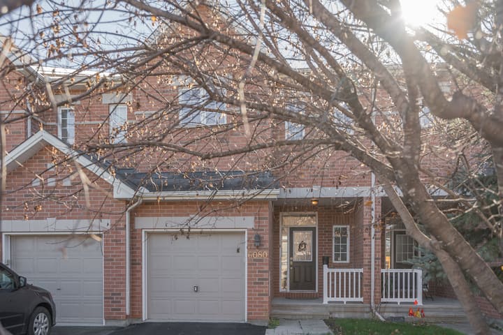 Modern Townhouse Near Airport - Ottawa