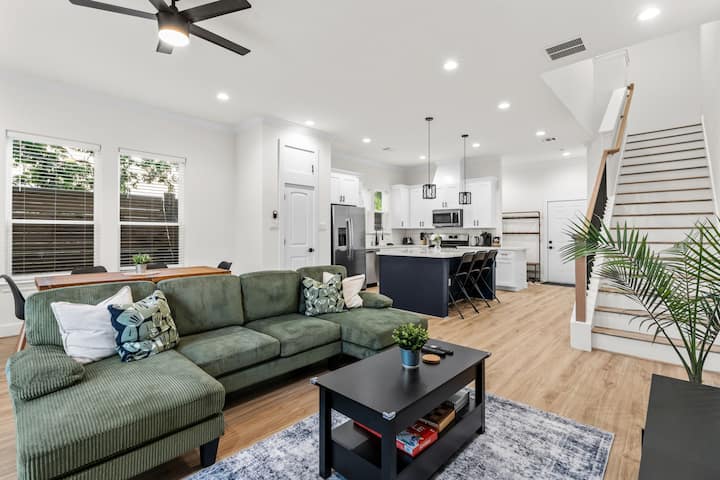 Sing, Soak & Stay In Houston! - Houston, TX