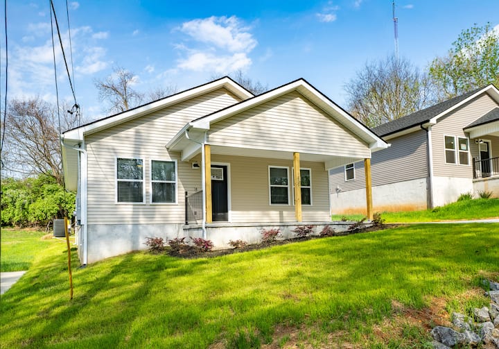 Delightful Living On Dakota Ave, 30+ Days Only - Knoxville, TN