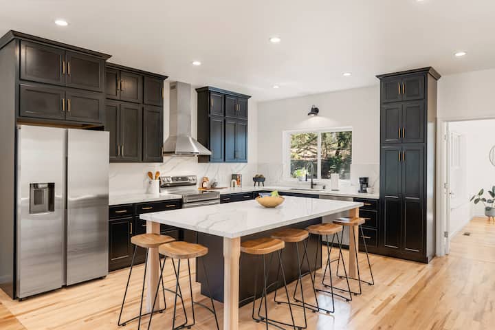 Upland Escape / Retreat Style Home With A View - Mount Shasta, CA