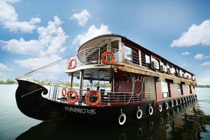 Upperdeck Boathouse - Aleppey