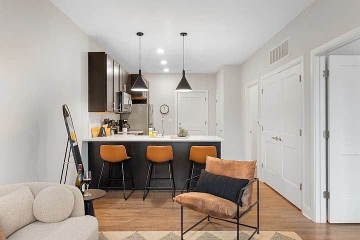 Italian Village | Hosts 2 | 1 Bedroom | Pool & Gym - 哥倫布