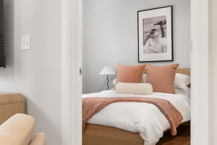 Charming 1 Bed |  Hosts 4  | Italian Village - Columbus, OH