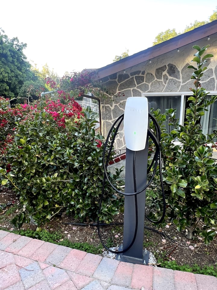 Bahar's Corner - Winnetka - Los Angeles