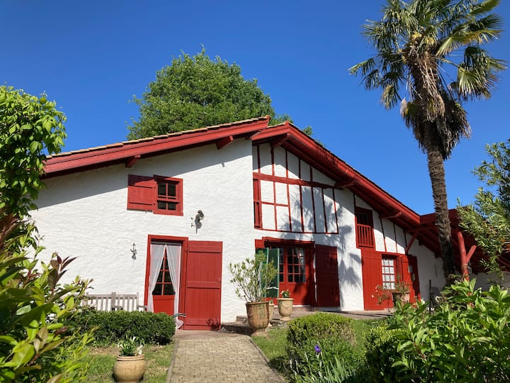 Proche Biarritz Et Bayonne, Belle Ferme Basque - Hasparren