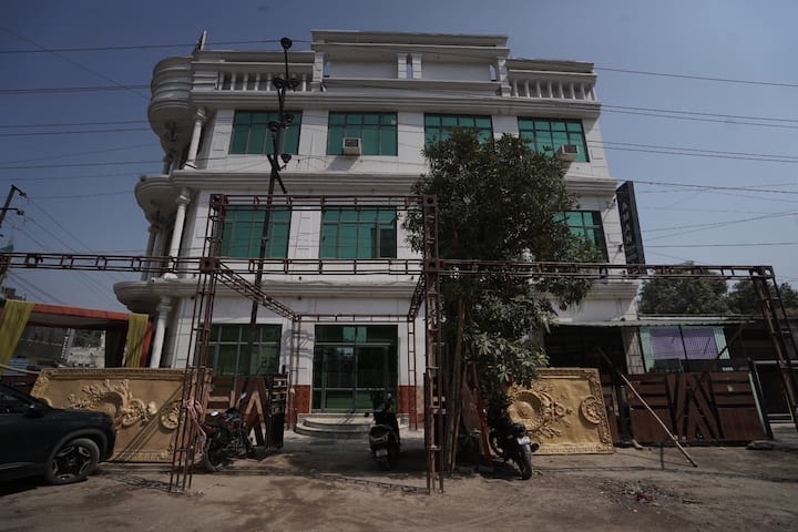 Hotel Aman Paradise - Deluxe Room - Kanpur