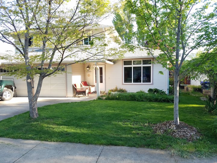 Quiet 3 Bedroom Home & Hot Tub - Ashland, OR