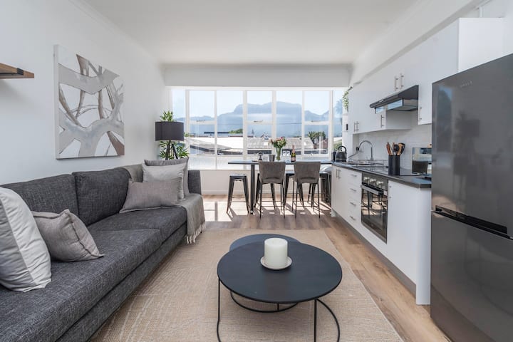 Mountain View 3-bedroom, 2-bathroom Apartment - Claremont