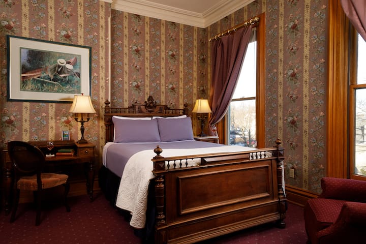 Marquette - Room #6 - Kalamazoo, MI